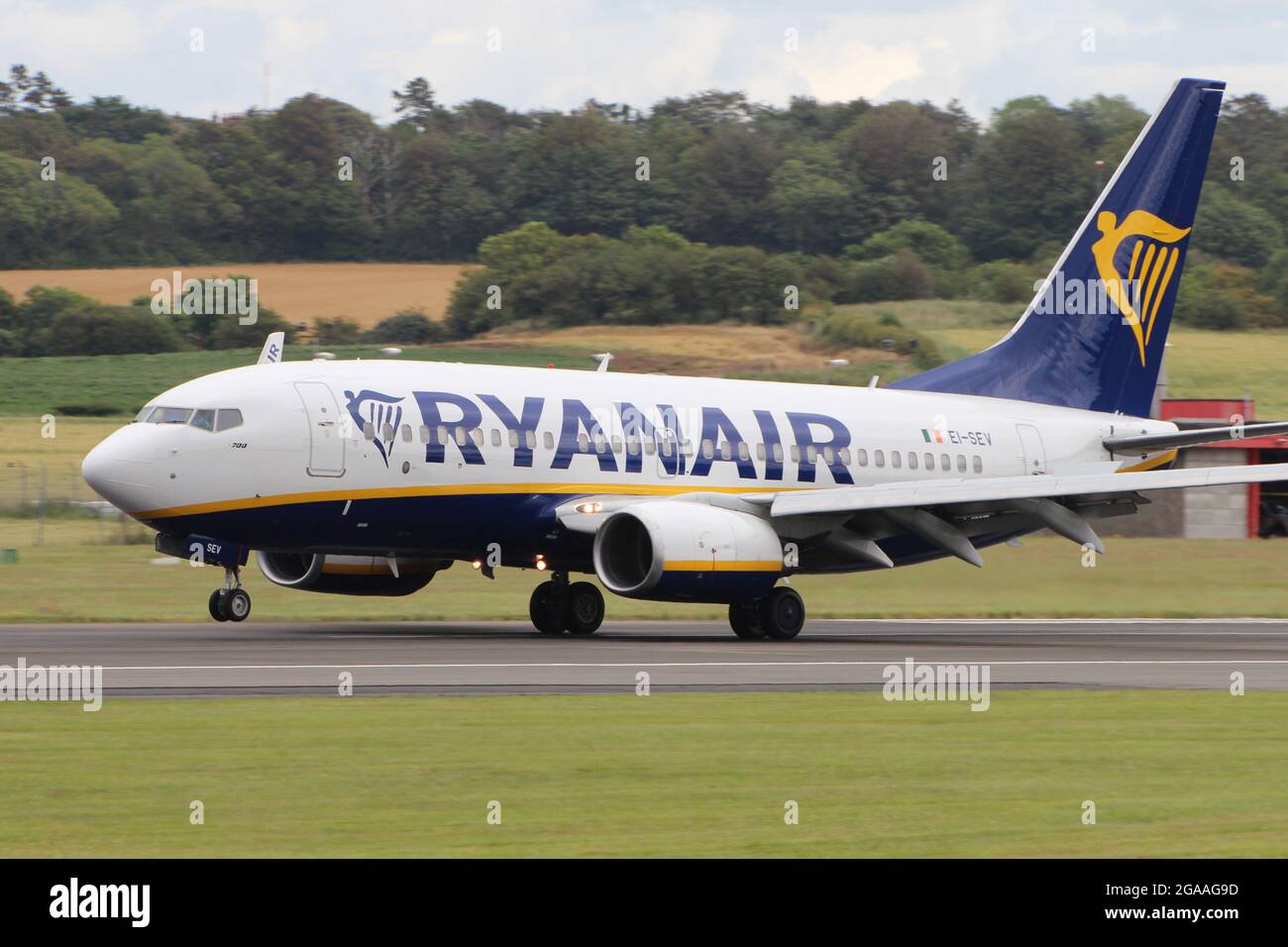 737 700 ryanair hi-res stock photography and images - Alamy