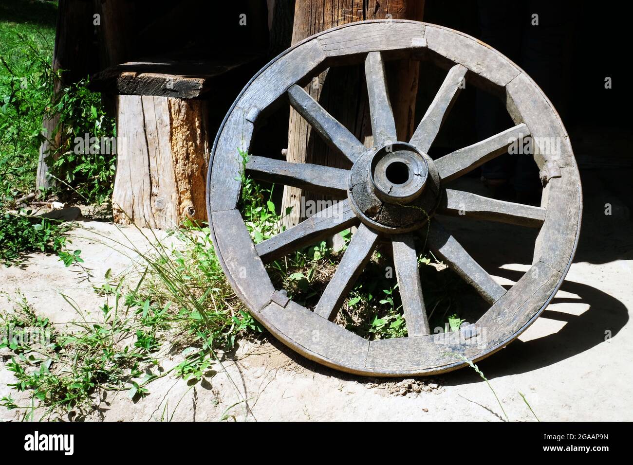 Large wooden wagon wheel Stock Photo - Alamy