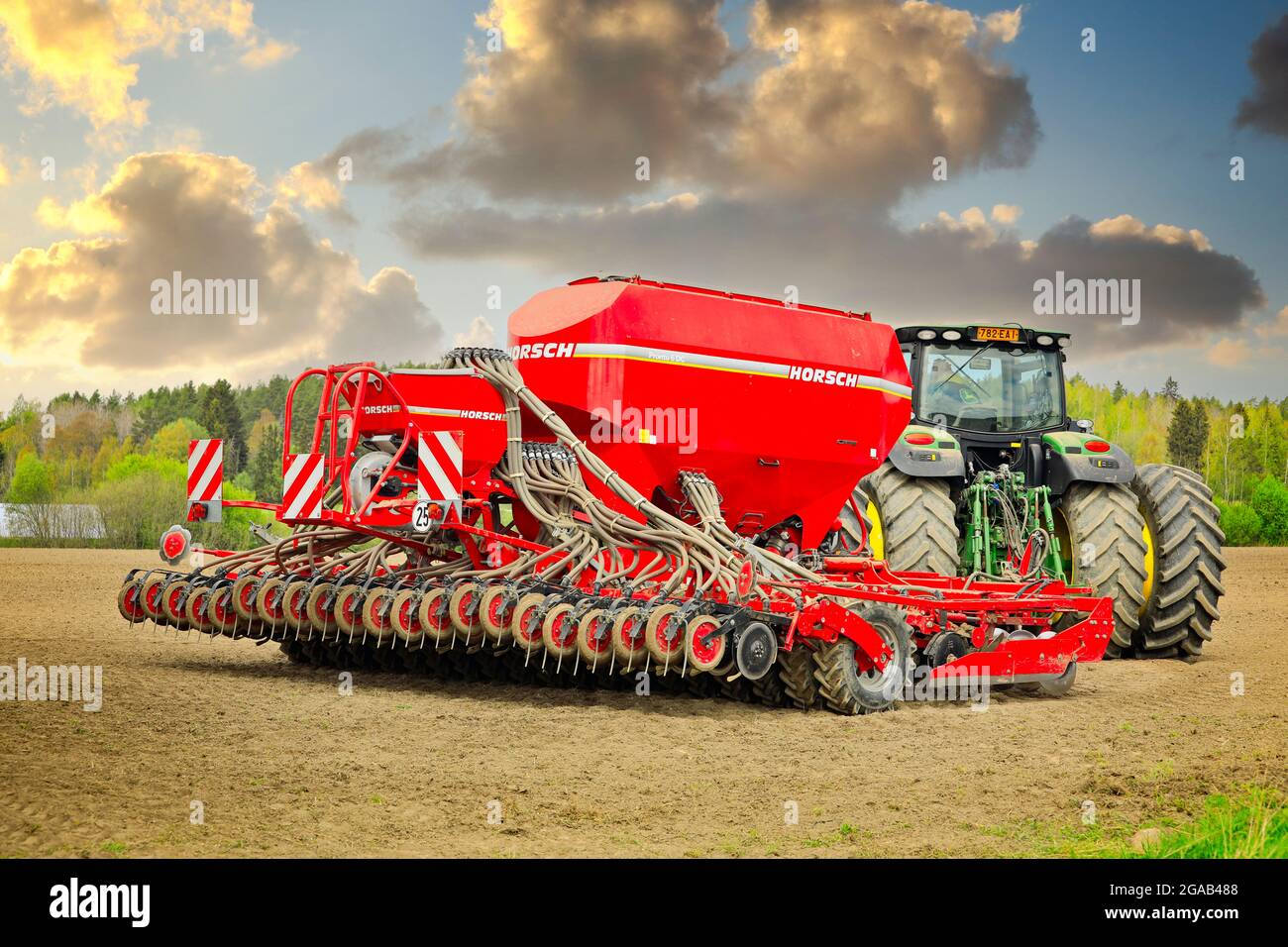Horsch Pronto 6 DC sowing and planting machine and John Deere tractor ...