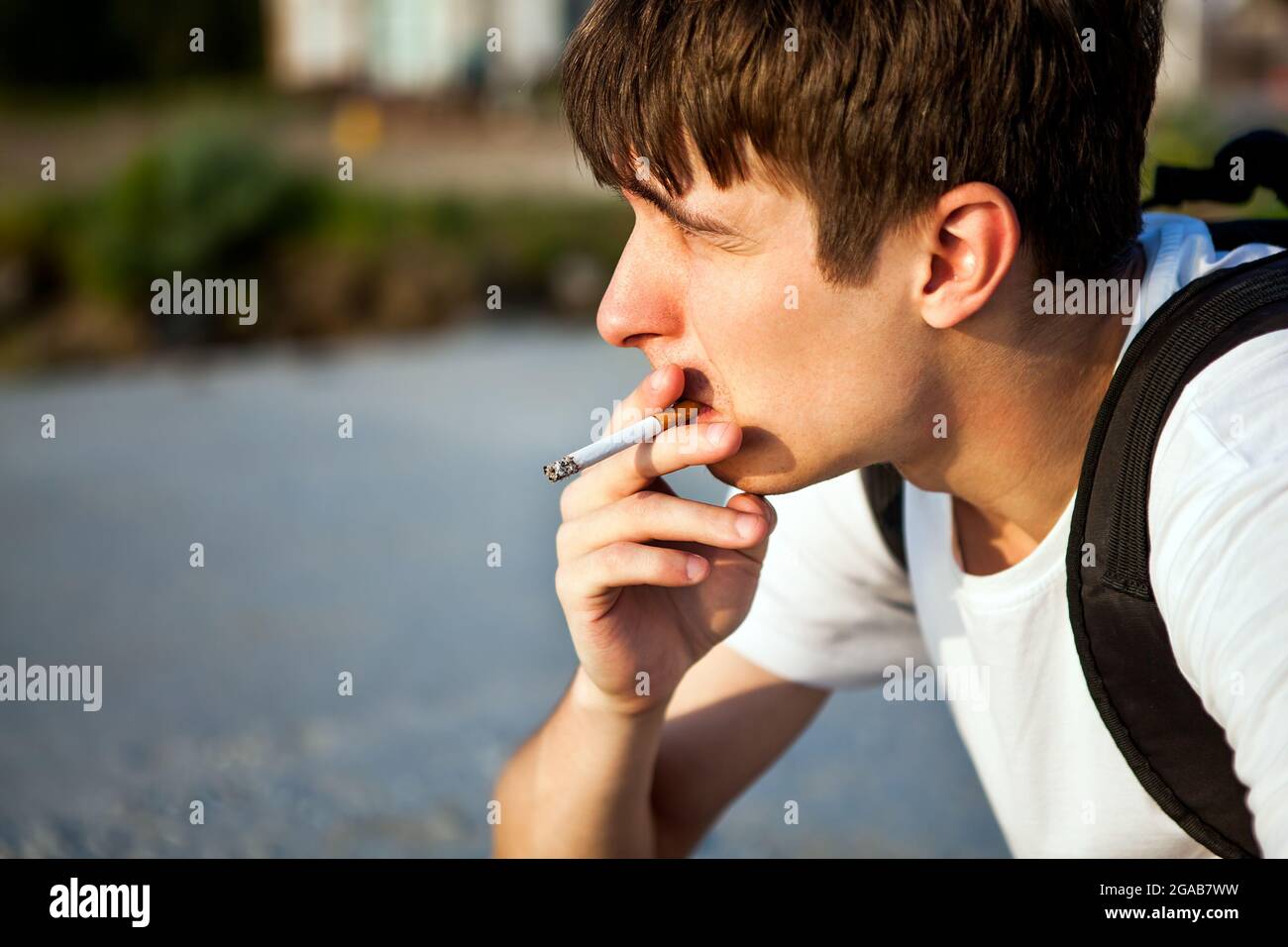 Smoking a cigarette lonely man hi-res stock photography and images - Alamy