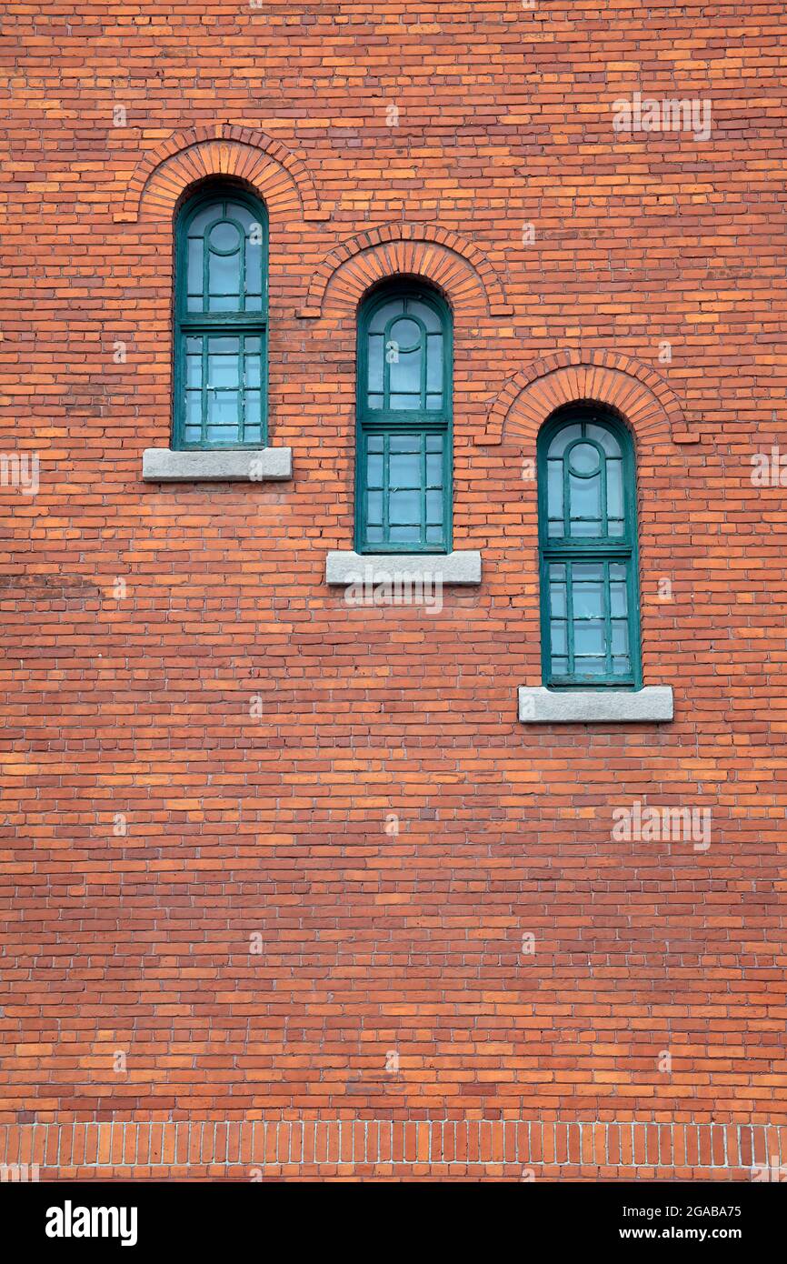 Curve red facade hi-res stock photography and images - Alamy