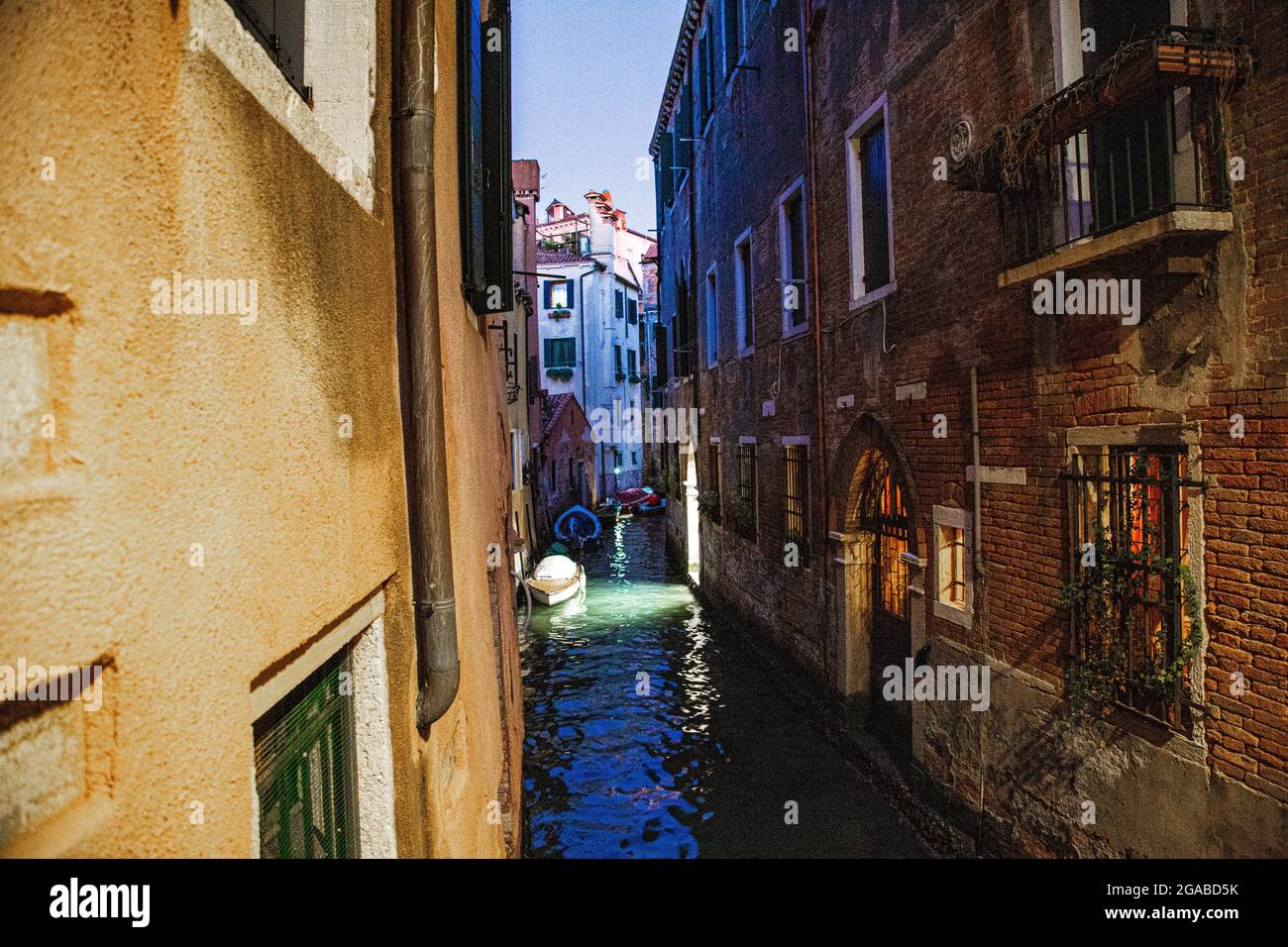 Night time on canals hi-res stock photography and images - Alamy