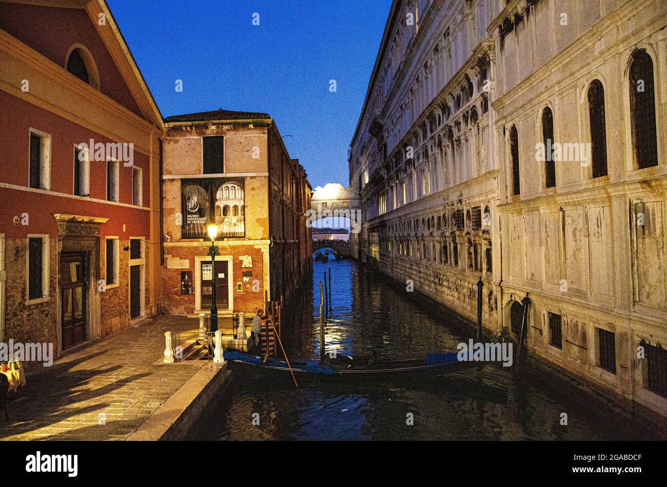 Night time on canals hi-res stock photography and images - Alamy