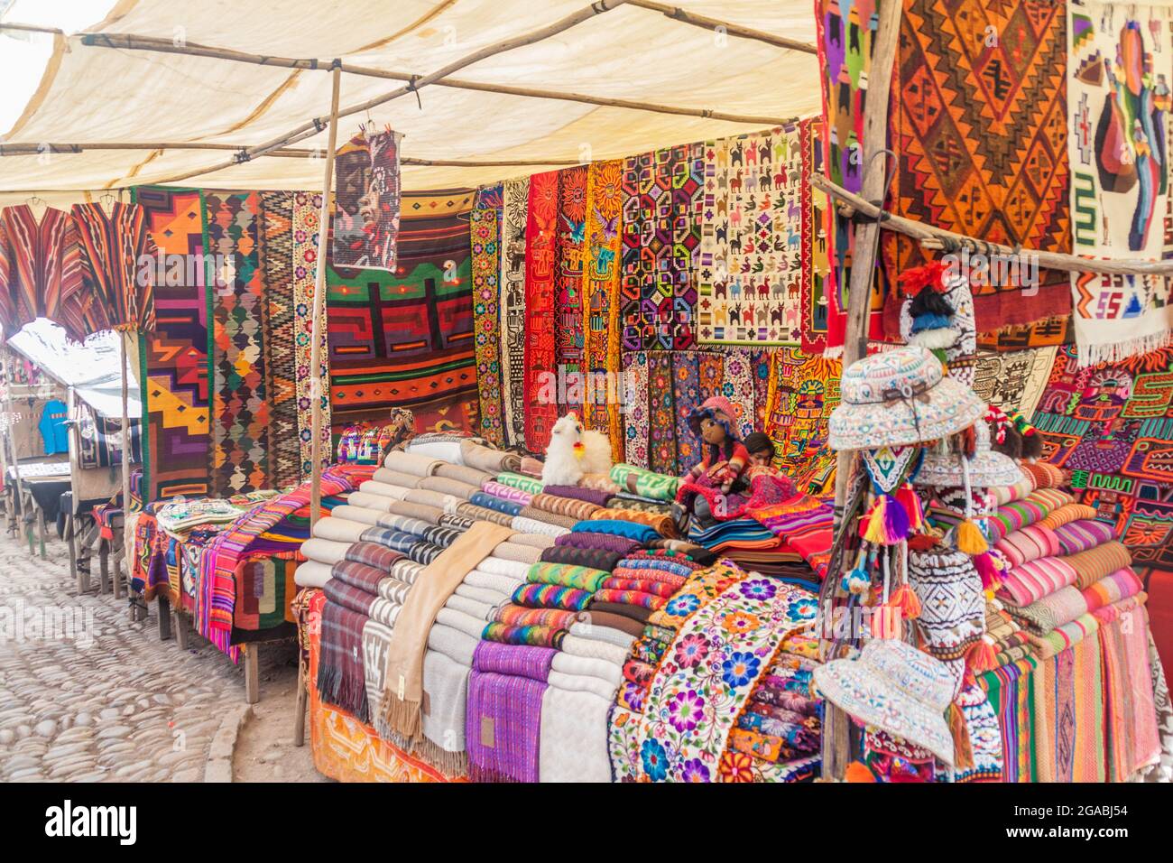 Famous indigenous market in Pisac, Sacred Valley of Incas, Peru Stock ...