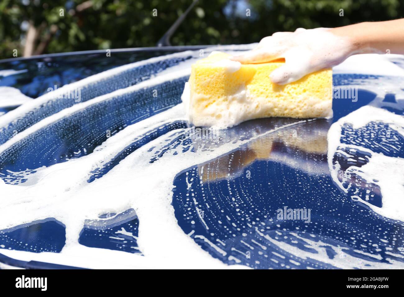 Hand washing car window Stock Photo - Alamy