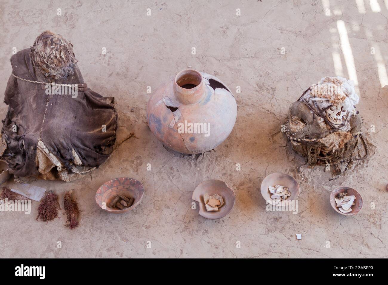 Preserved mummies in a tomb of Chauchilla cemetery in Nazca, Peru Stock ...