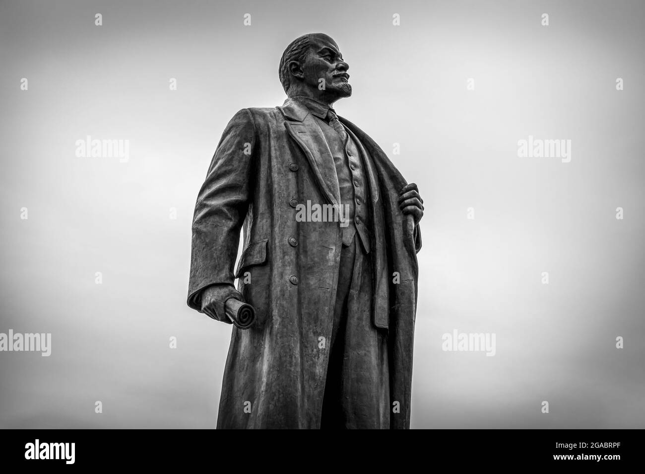 Vladimir Lenin monument in front of the central pavilion of VDNKh in ...