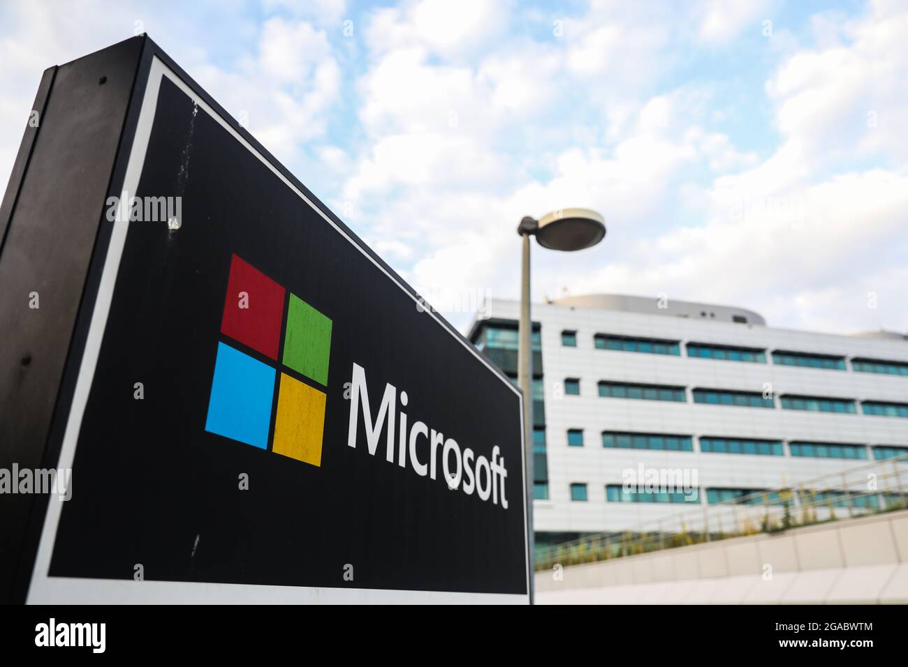 Microsoft logo building hi-res stock photography and images - Alamy