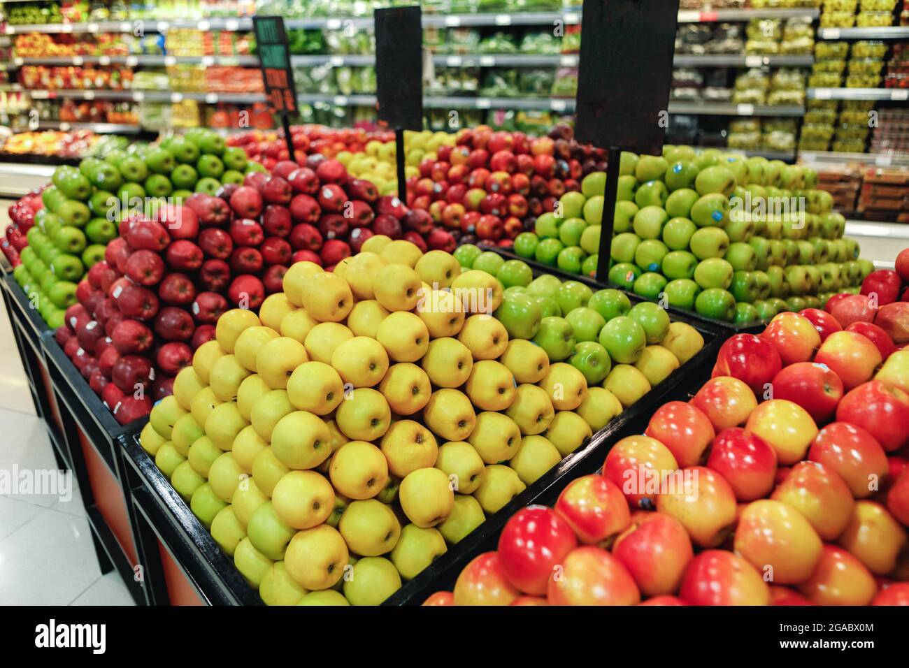 Stall with red and green fresh apples in supermarket Stock Photo - Alamy