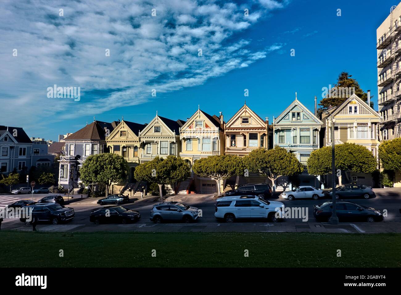 The famous “Painted Ladies” Victorian postcard row homes, San Francisco ...