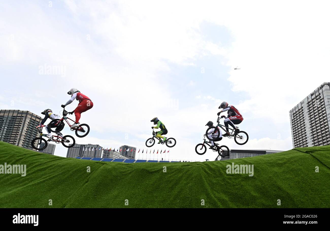 Tokyo, Japan. 30th July, 2021. Racers compete during the men's cycling ...