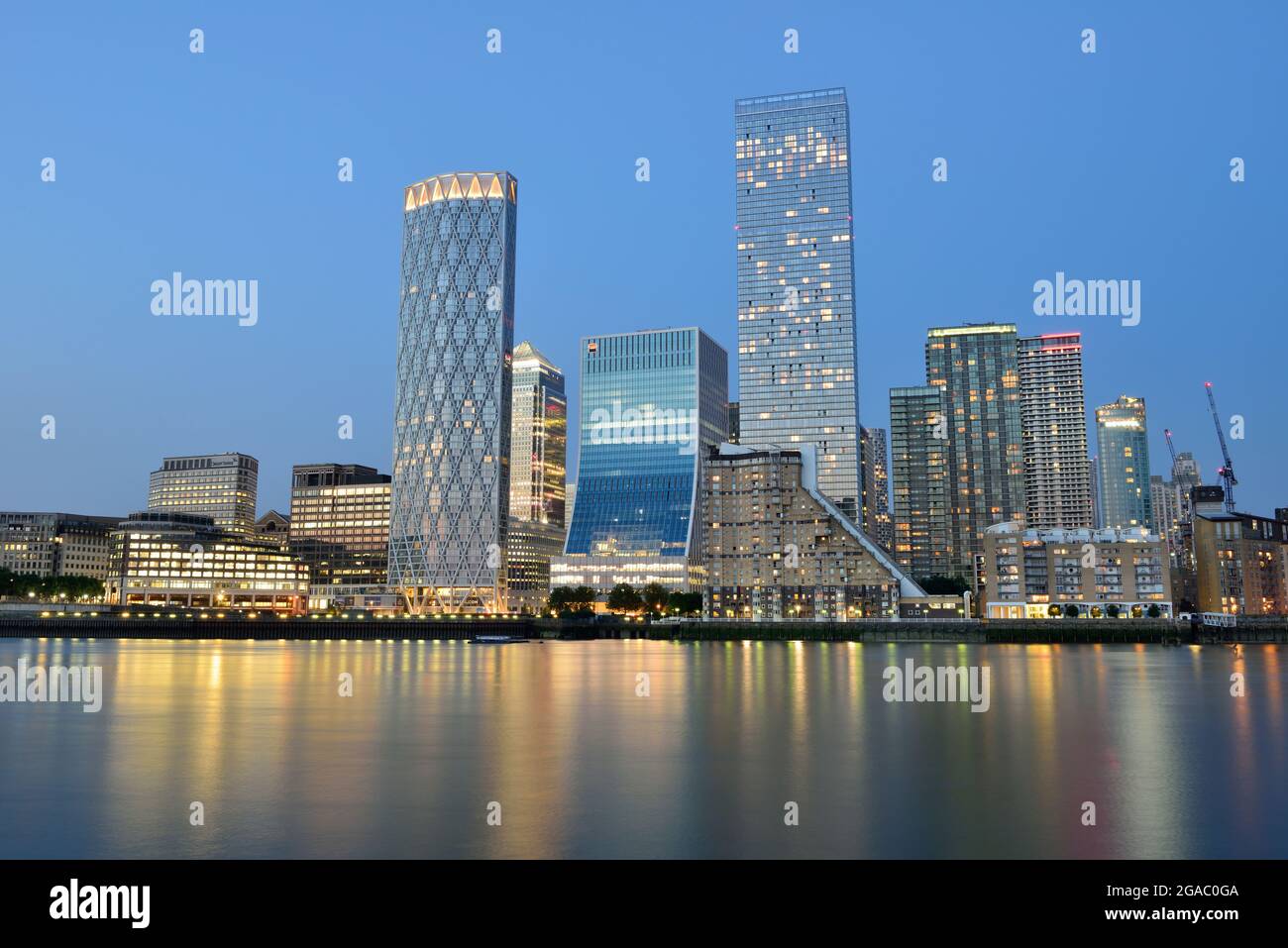 Evening riverside view of the Canary Wharf estate, Docklands, Thames ...