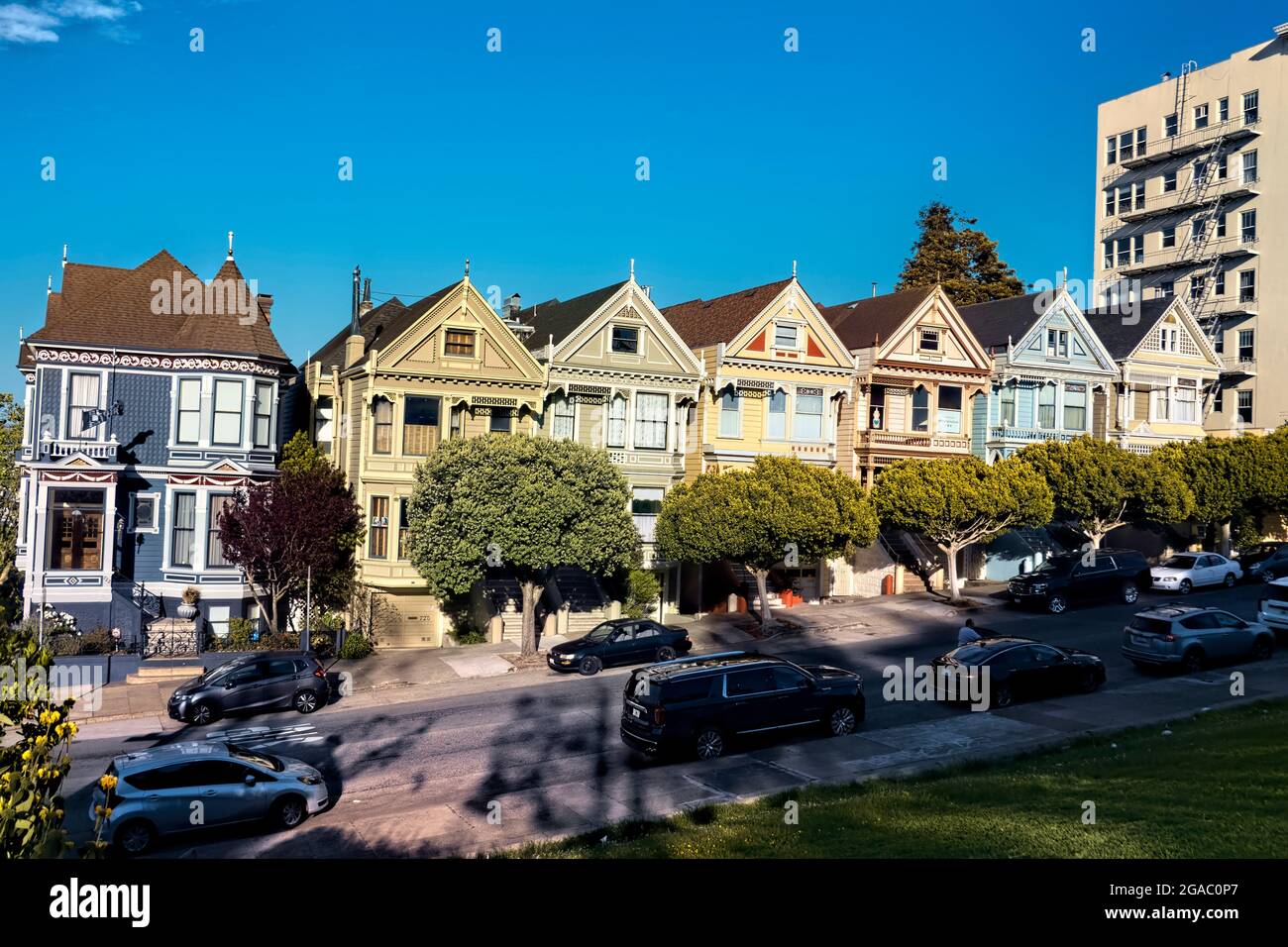 The famous “Painted Ladies” Victorian postcard row homes, San Francisco ...