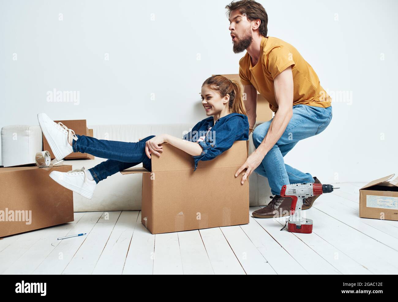 married couple boxes with things moving lifestyle housewarming Stock ...