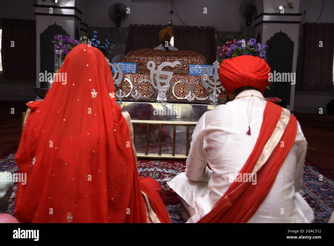 Beautiful indian punjabi bride wedding hi-res stock photography and ...