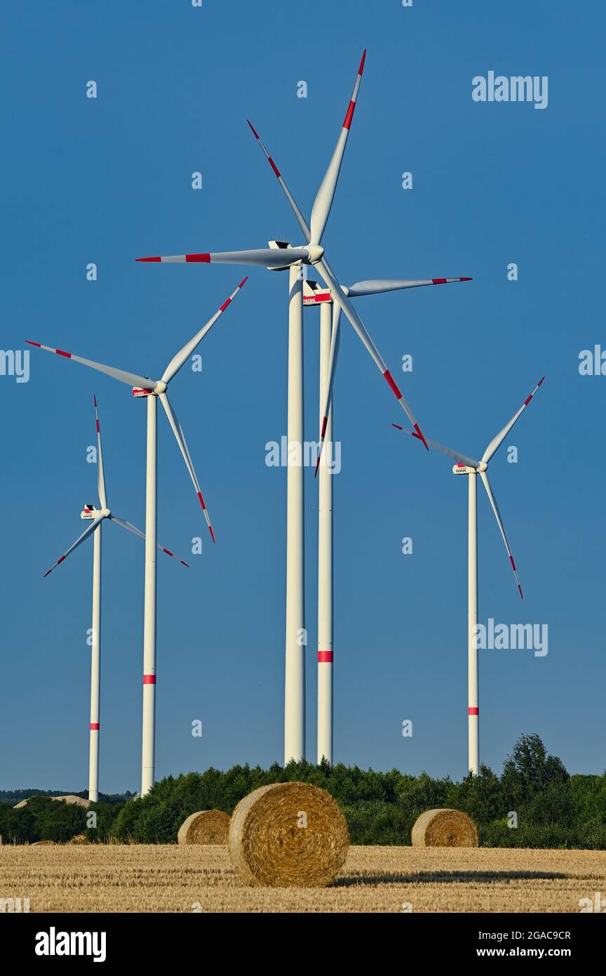 Jacobsdorf, Germany. 28th July, 2021. Wind turbines at the "Odervorland ...
