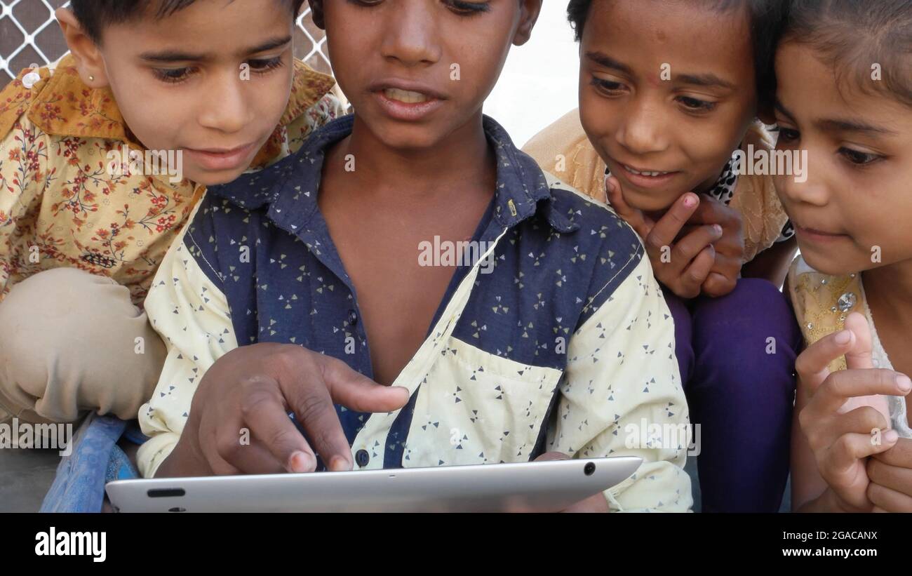 Kids using tablet faces hi-res stock photography and images - Alamy