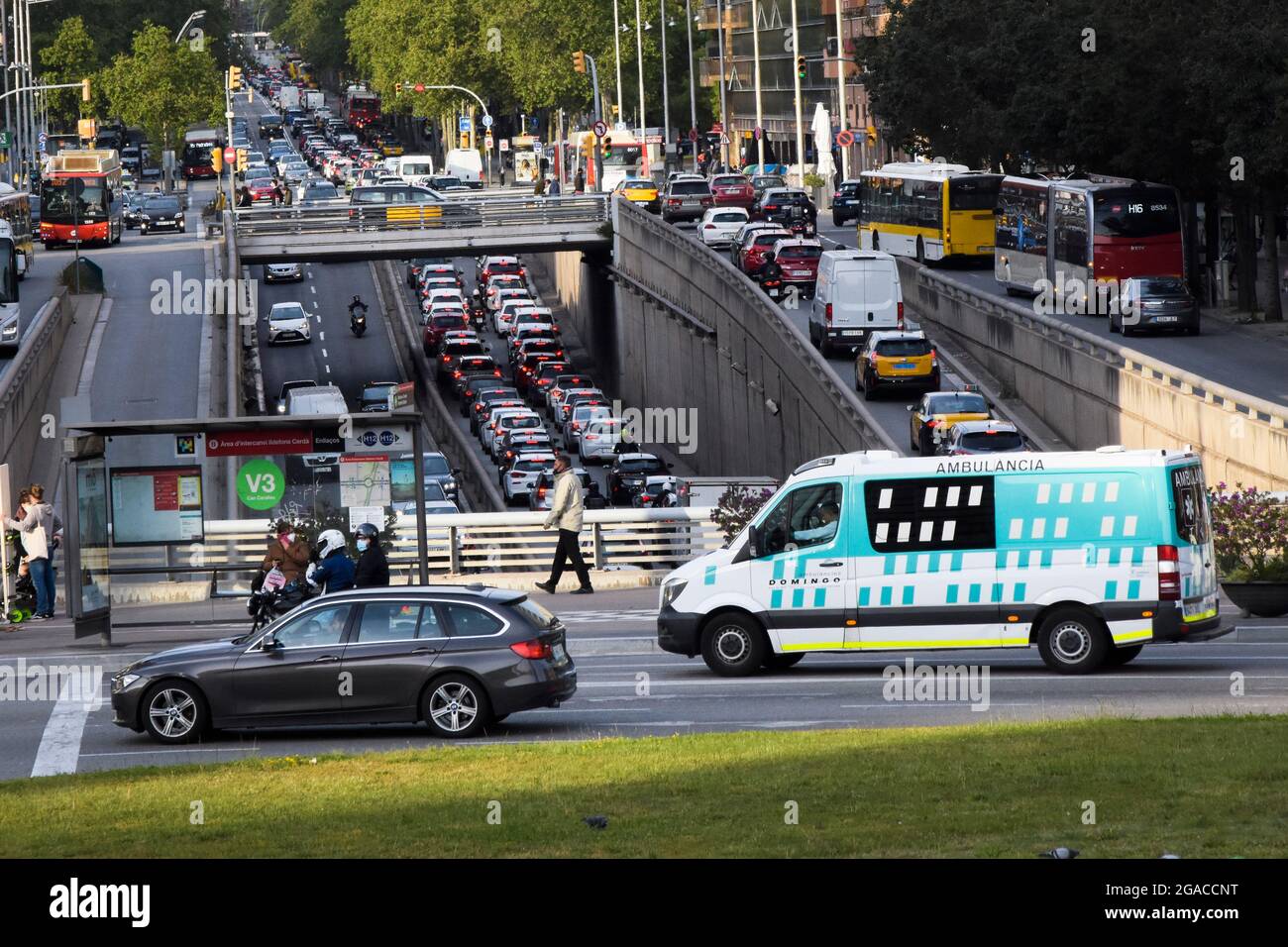 Ambulance in gran via hi-res stock photography and images - Alamy