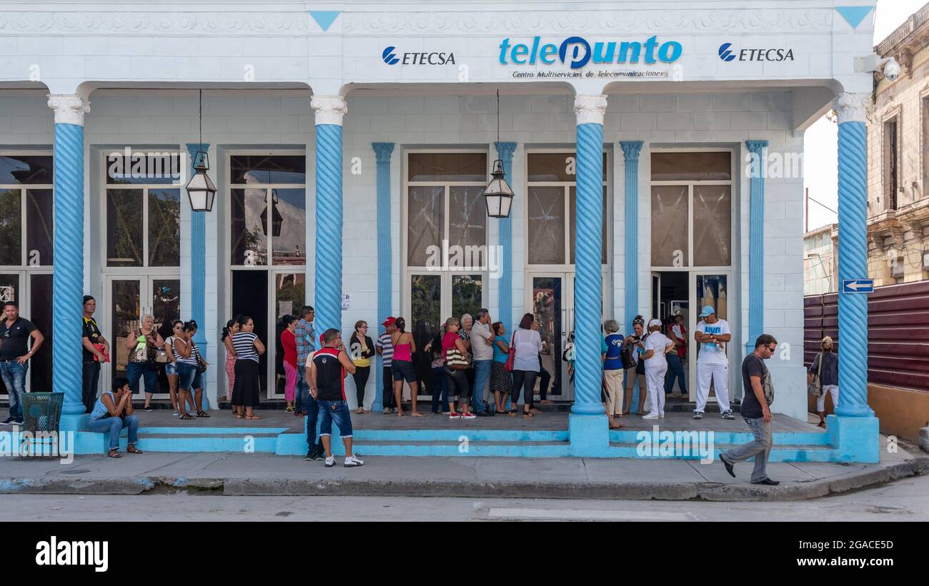 Cuban people waiting in line in an Etecsa Telepunto, Holguin, Cuba ...