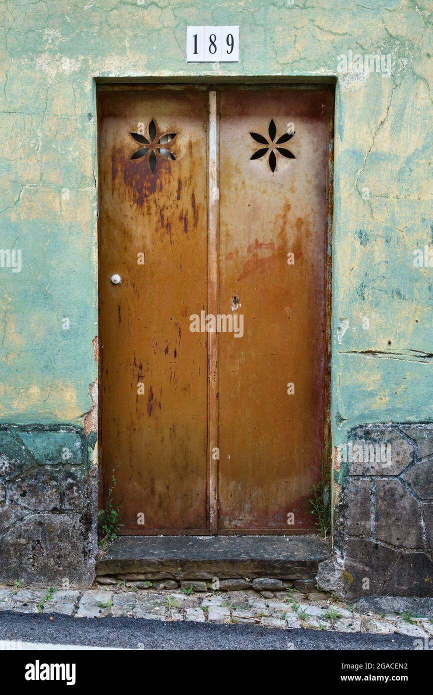 Old and rusty door hi-res stock photography and images - Alamy