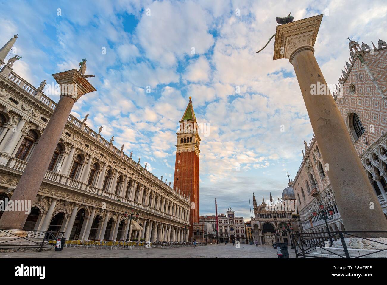 Empty square venice italy hi-res stock photography and images - Alamy