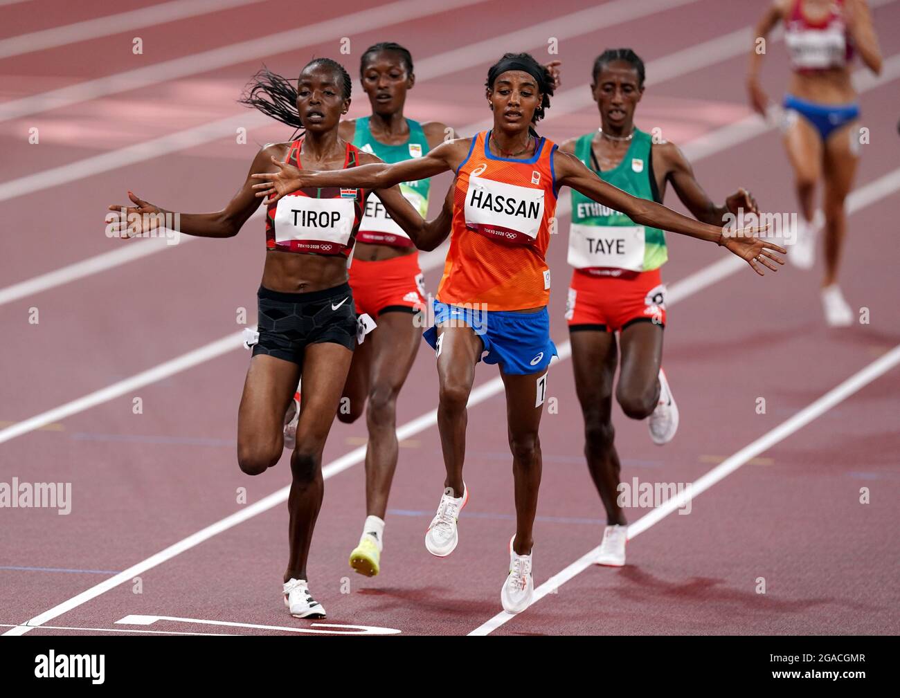 Netherland's Sifan Hassan (front right) wins the the first heat of the ...