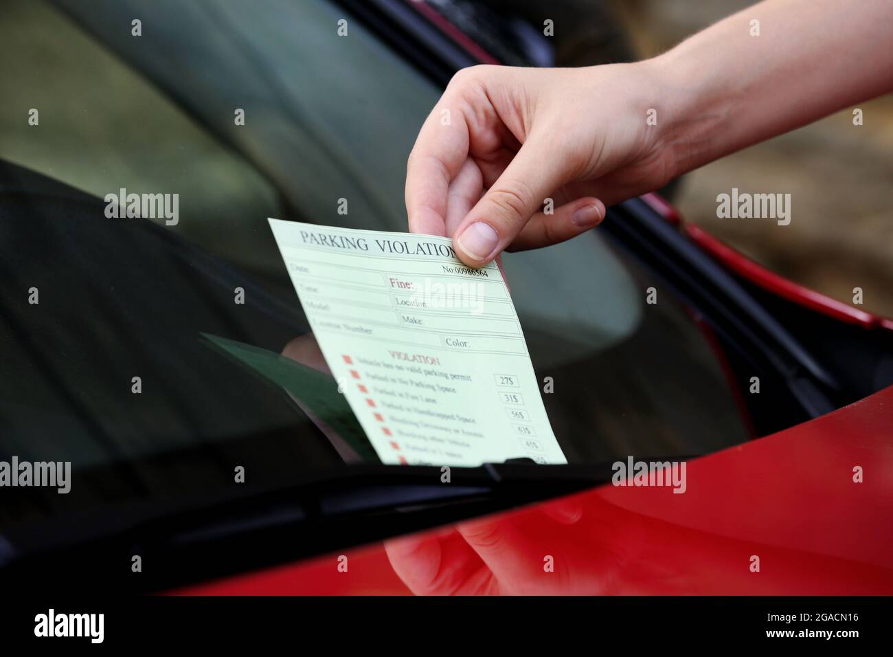 Parking violation ticket on car windscreen Stock Photo - Alamy