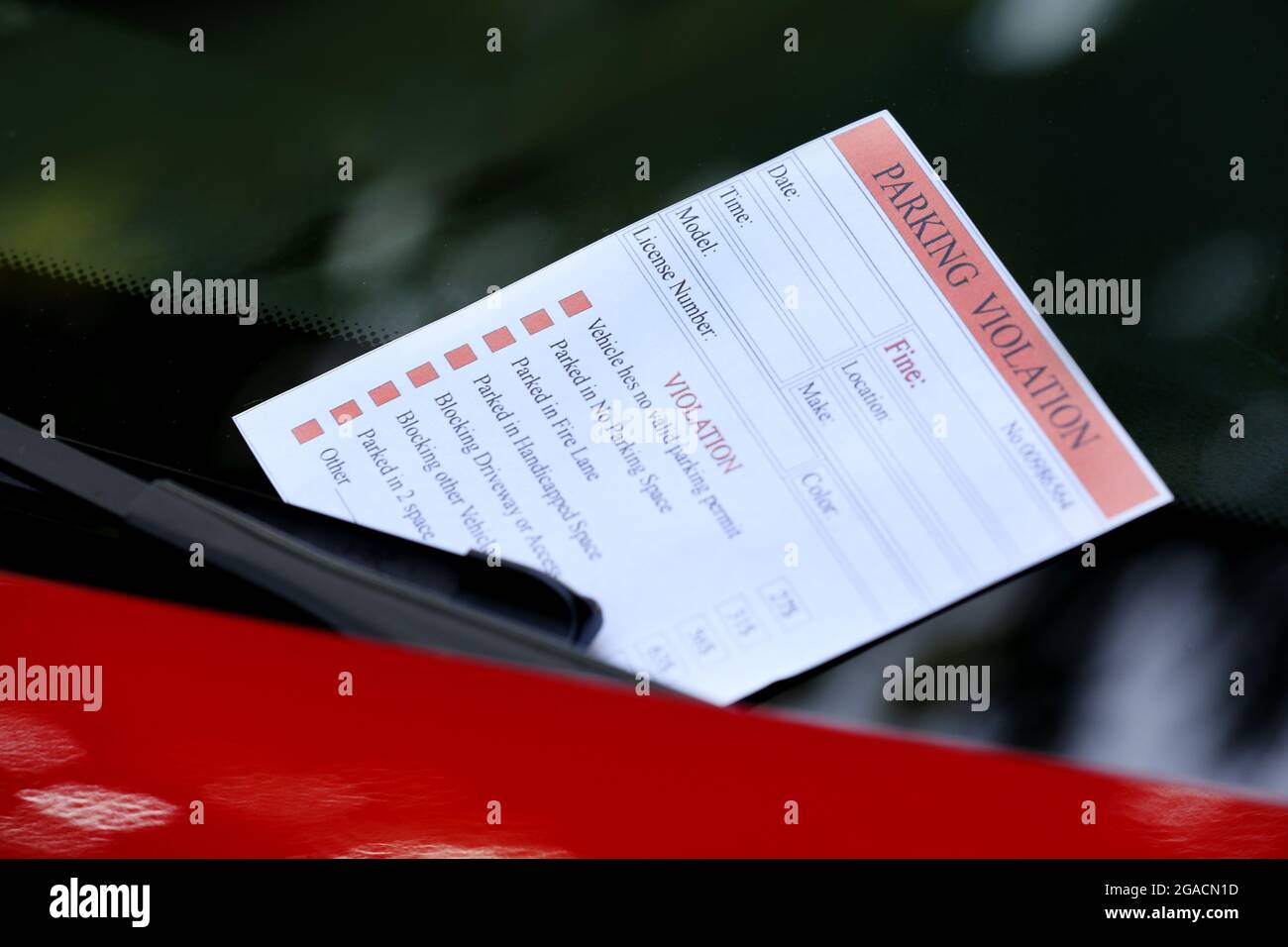 Parking violation ticket on car windscreen Stock Photo - Alamy
