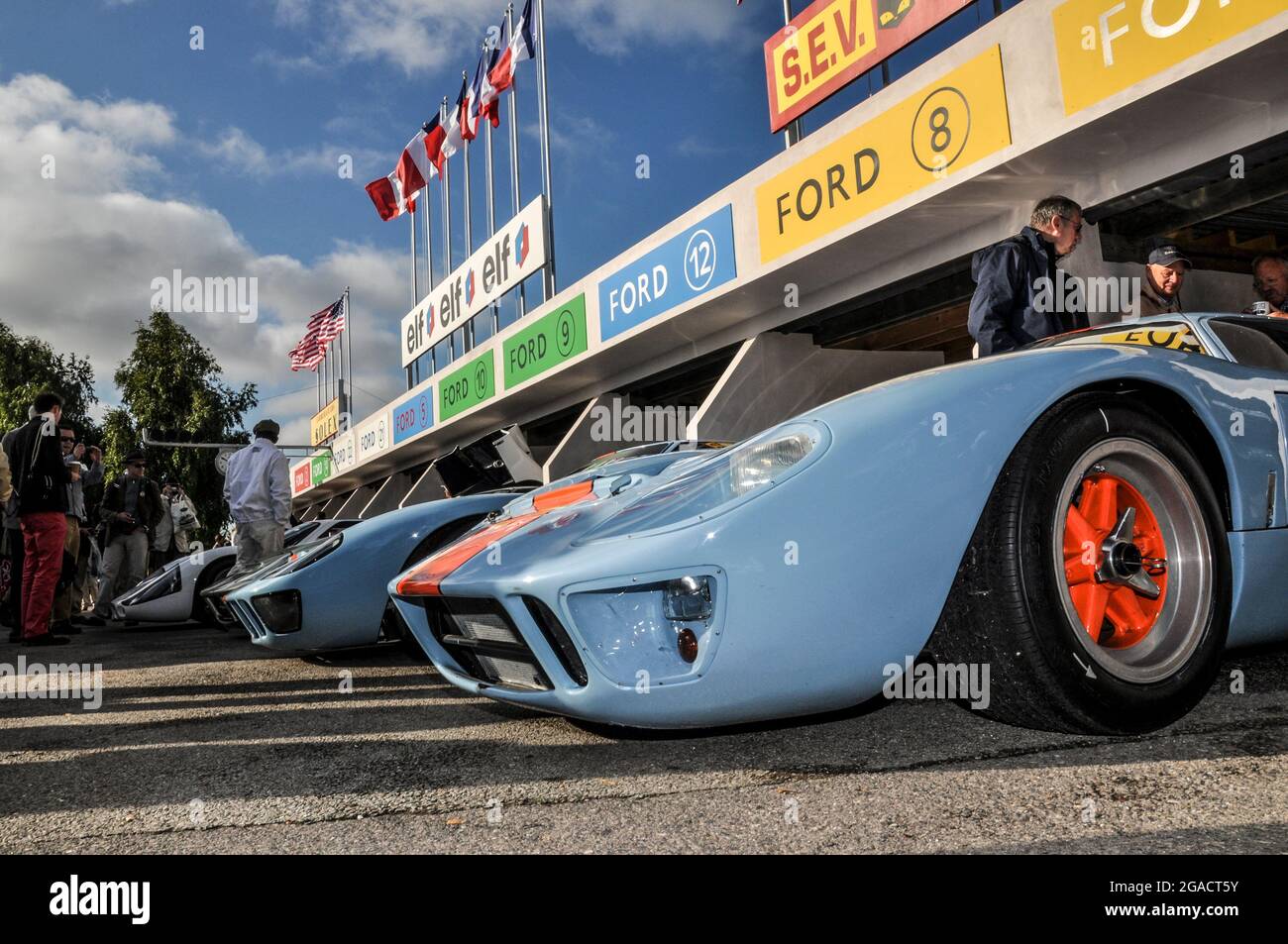 Vintage car racing pit hi-res stock photography and images - Alamy