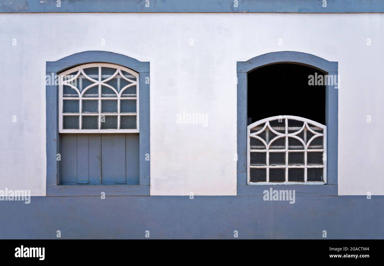 Colonial windows hi-res stock photography and images - Alamy