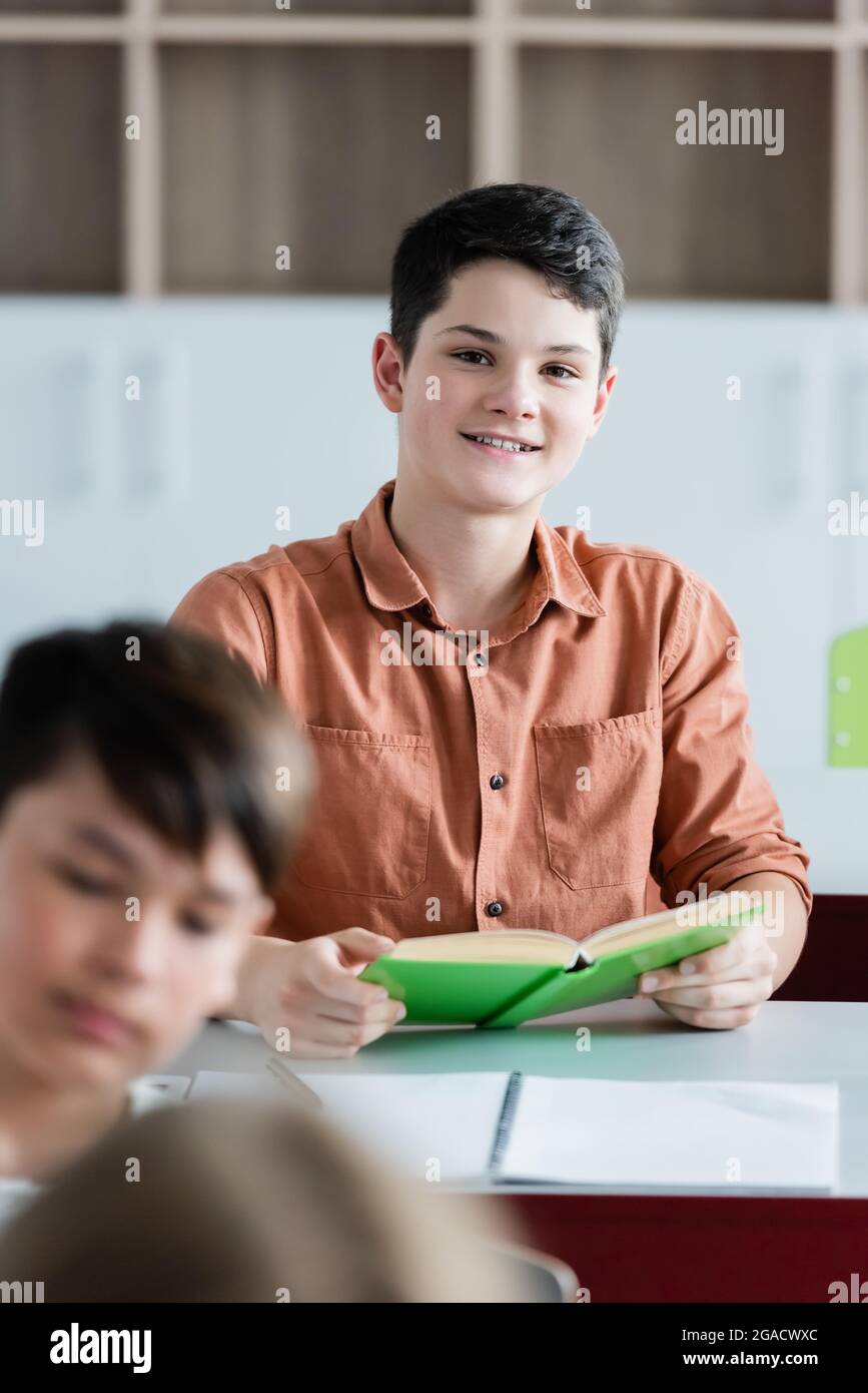 Schoolchildren looking at book hi-res stock photography and images - Alamy
