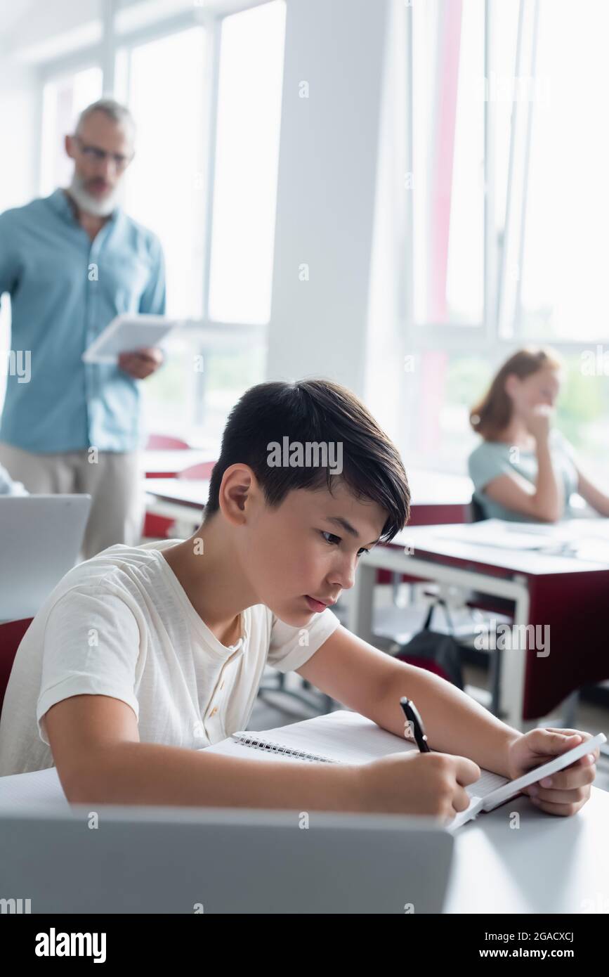 Middle school classroom laptops hi-res stock photography and images - Alamy