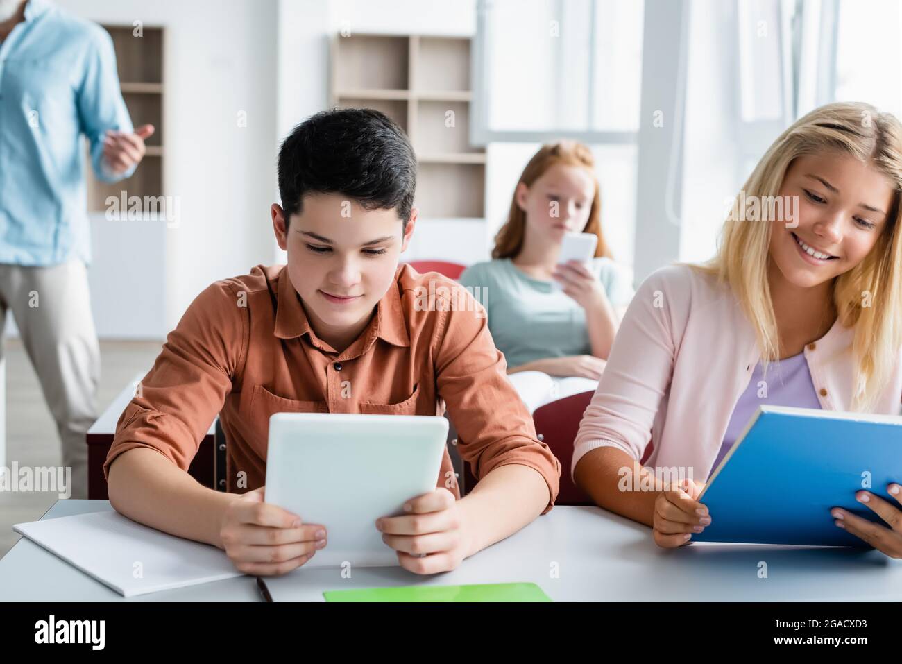 Middle school children tablet hi-res stock photography and images - Alamy