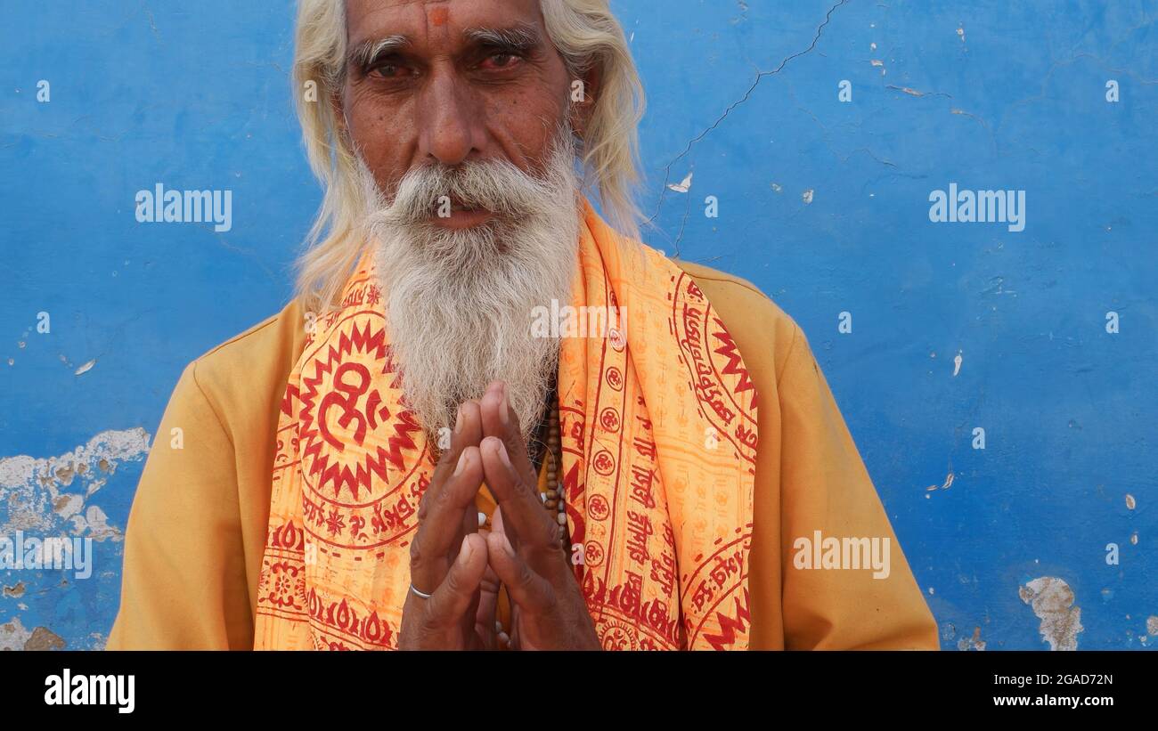 Closeup of an old Indian monk in a traditional yellow outfit Stock ...