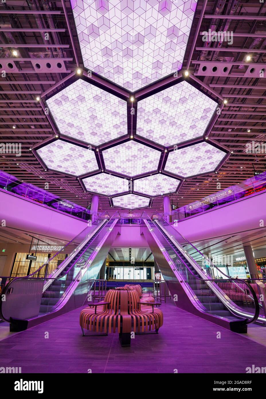 Manchester airport interior terminal 2 hi-res stock photography and ...