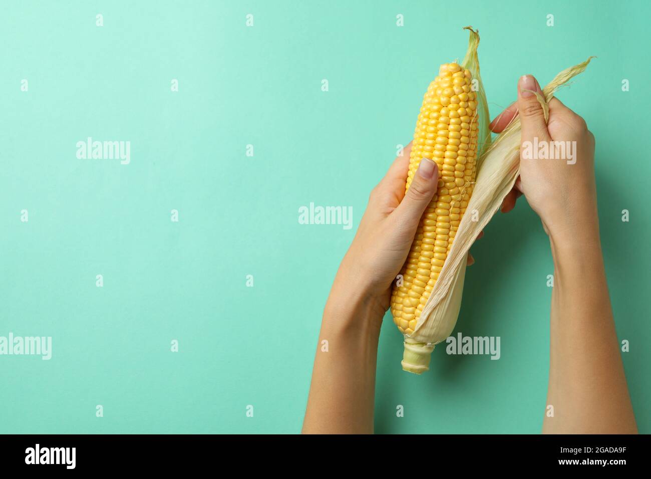 Hold corn chips hi-res stock photography and images - Alamy