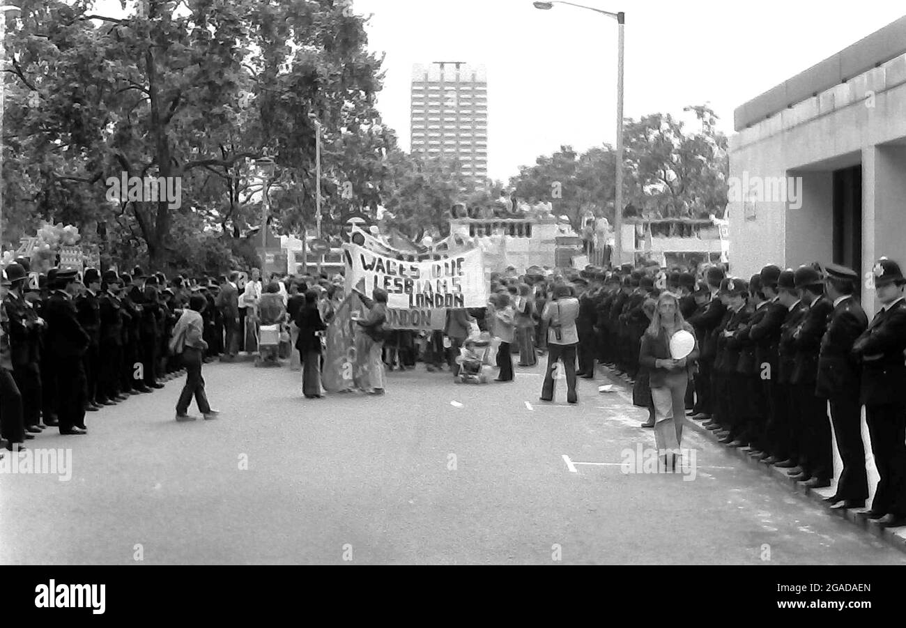 Gay pride march 1970s hi-res stock photography and images - Alamy