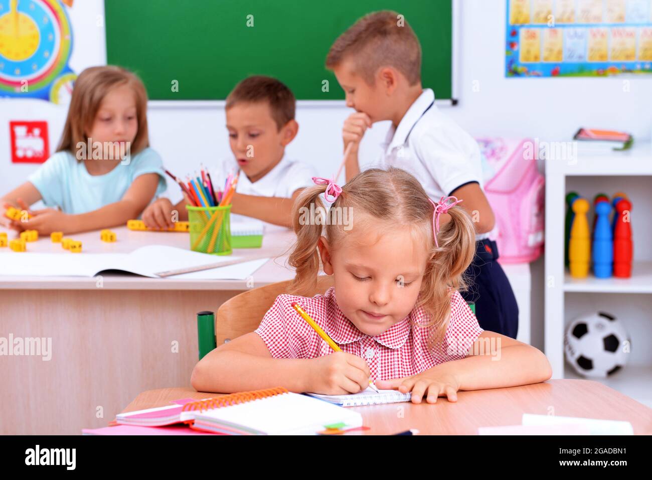 Group of children at the desks in classroom Stock Photo - Alamy