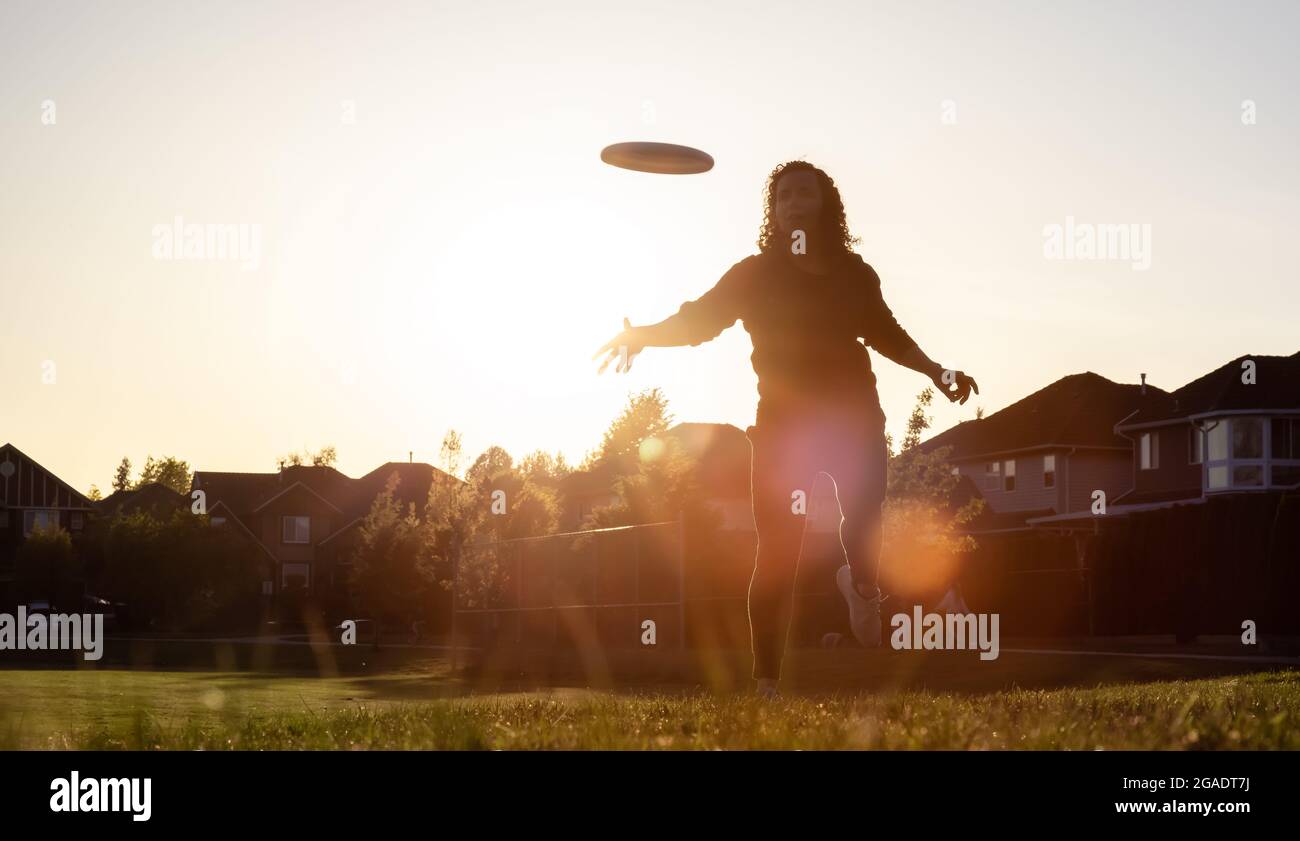 Playing frisbee neighborhood park hi-res stock photography and images ...