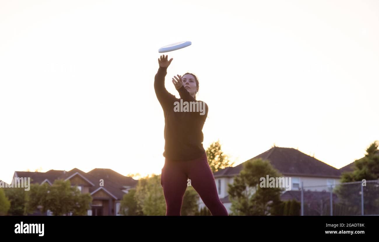 Playing frisbee neighborhood park hi-res stock photography and images ...