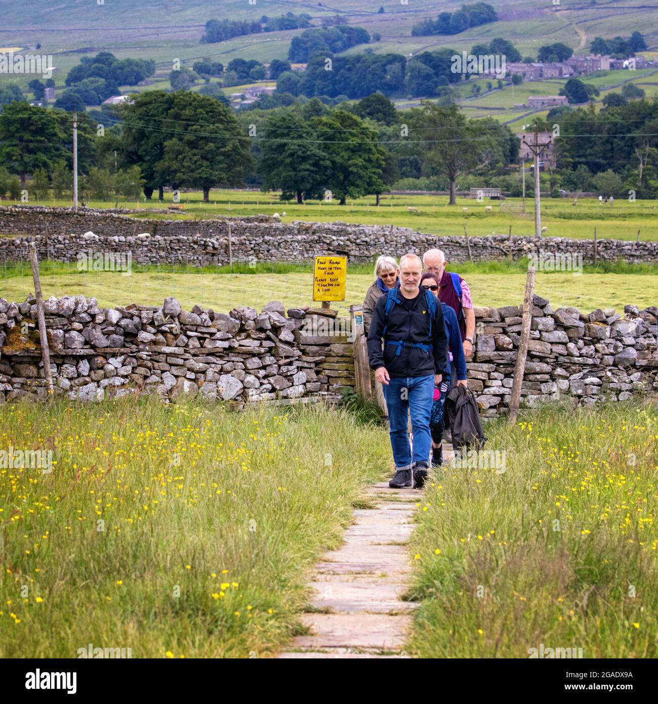 Tourists walk through meadow hi-res stock photography and images - Alamy