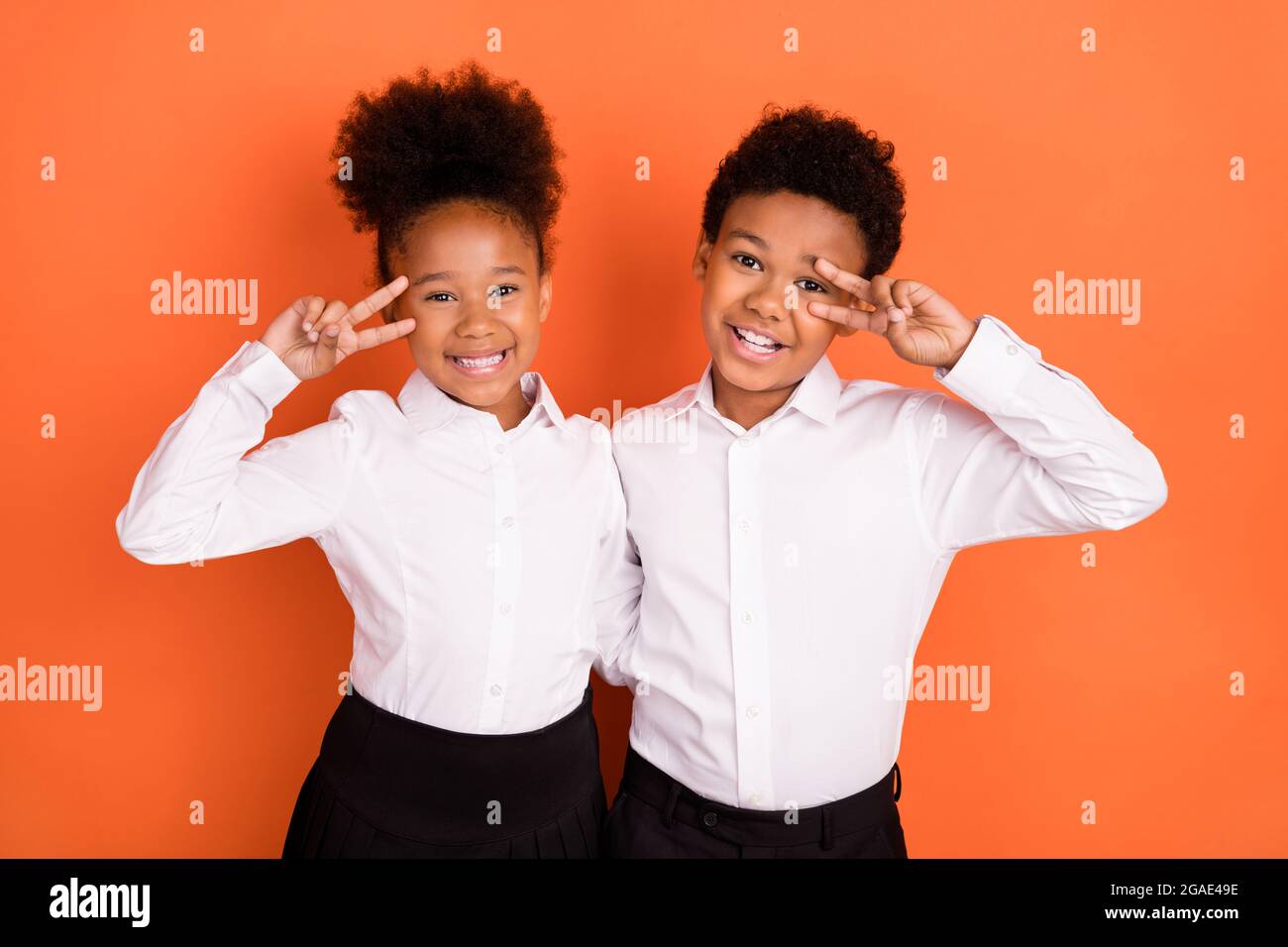 Peace sign african child hi-res stock photography and images - Alamy