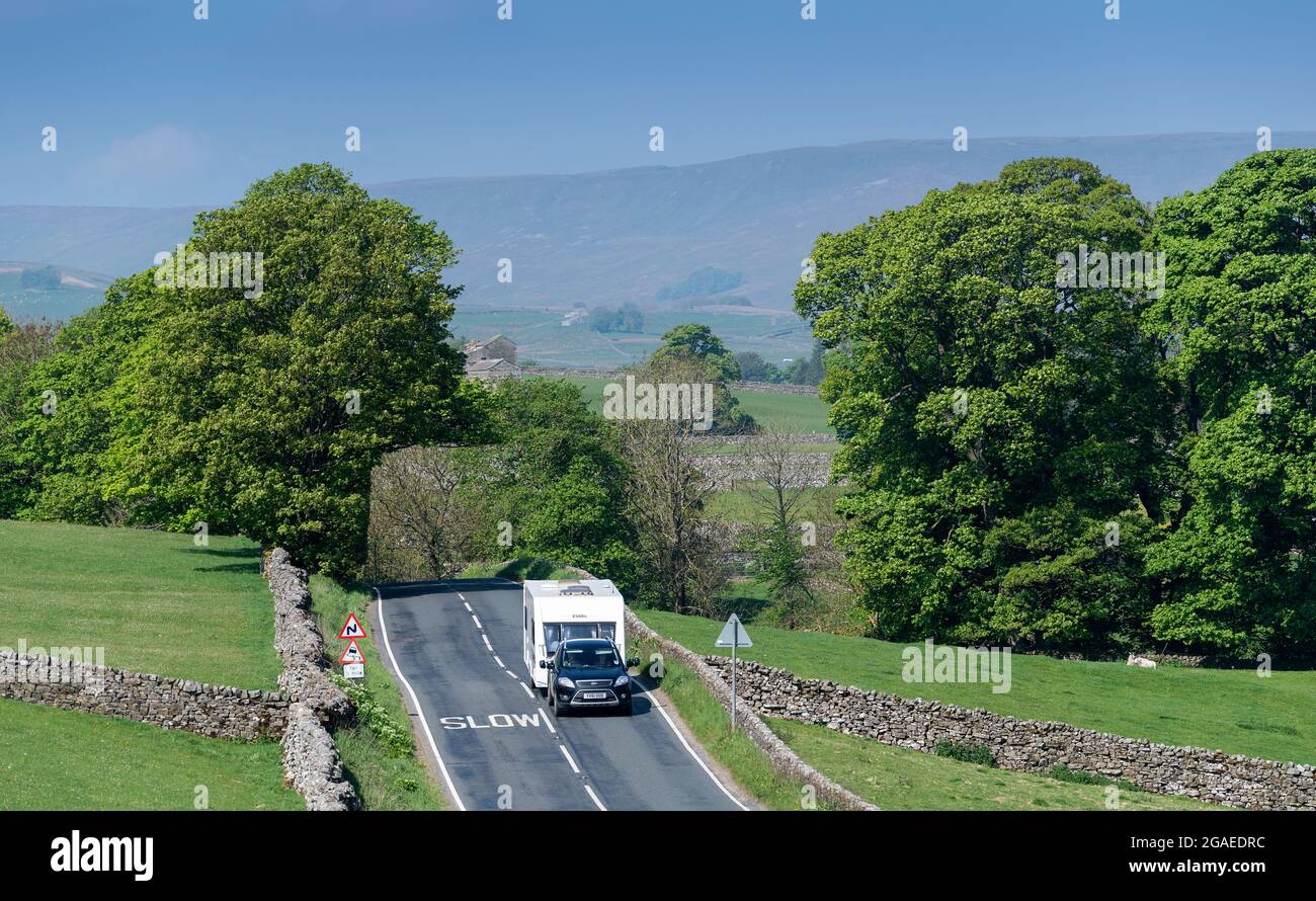 Traffic on the A684 down Wensleydale between Hawes and Bainbridge ...