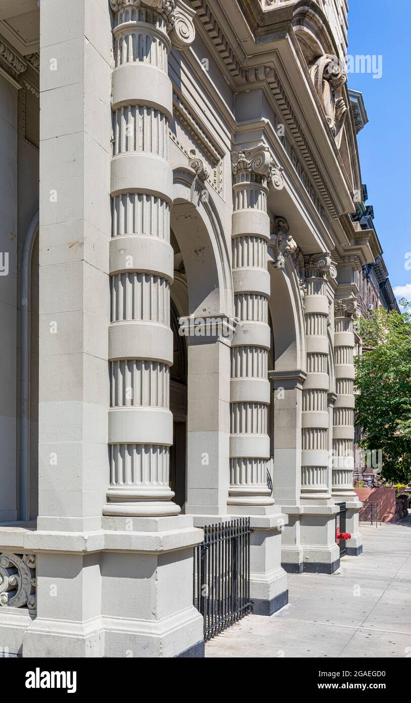 Rich street hi-res stock photography and images - Alamy