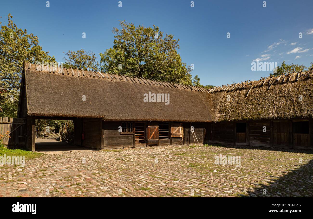 Old log barn farm land hi-res stock photography and images - Alamy