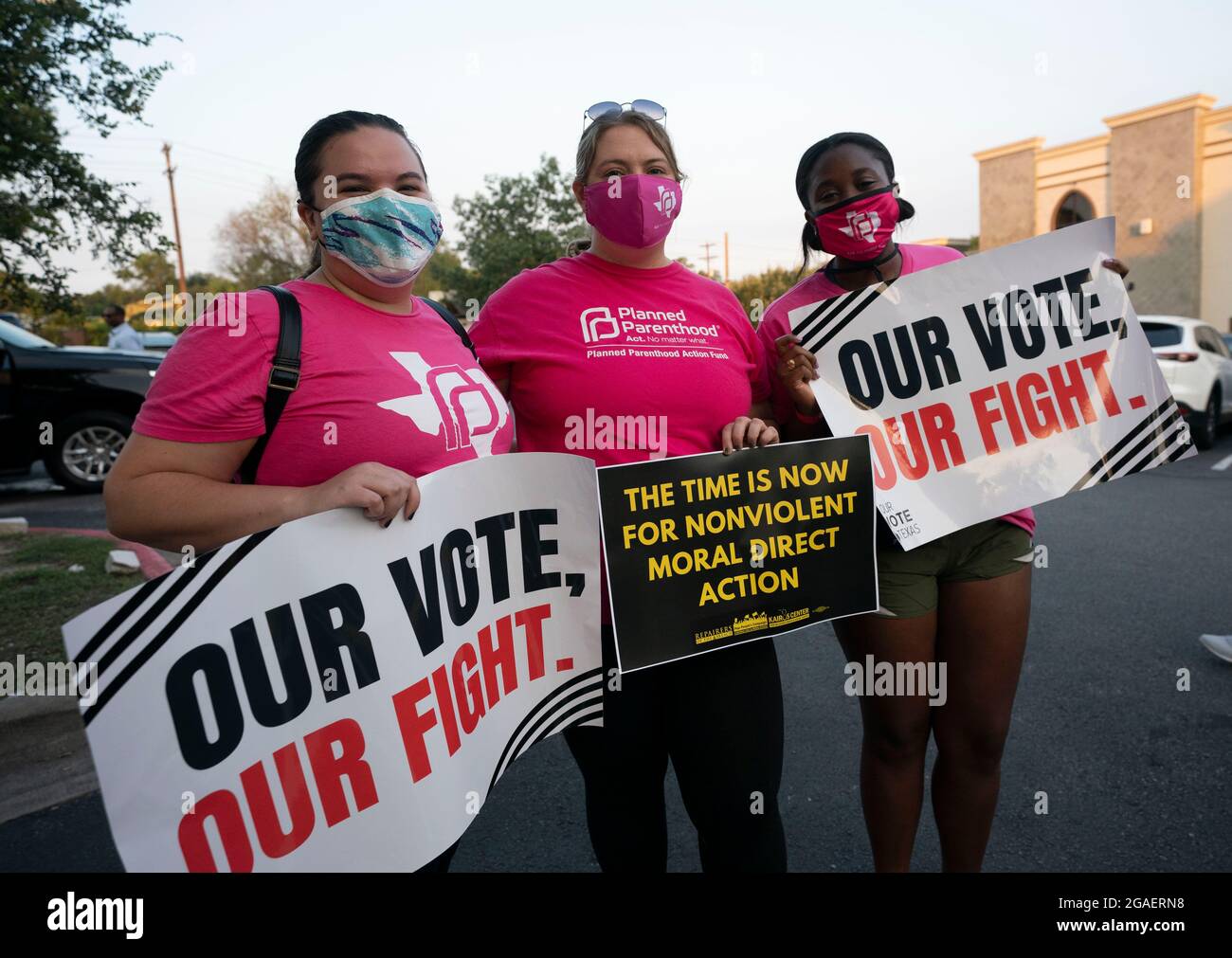 Protesters holding protest signs hi-res stock photography and images ...