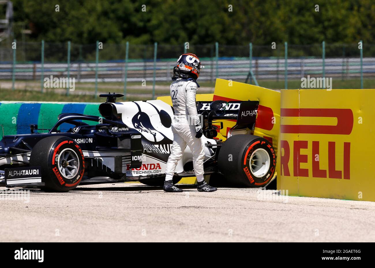 22 TSUNODA Yuki (jap), Scuderia AlphaTauri Honda AT02, action crash ...