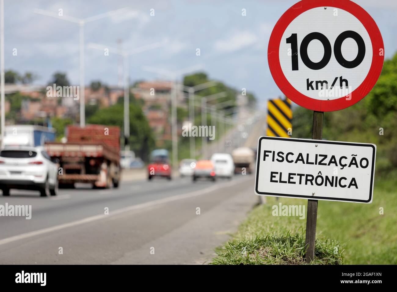 100 km speed sign hi-res stock photography and images - Alamy