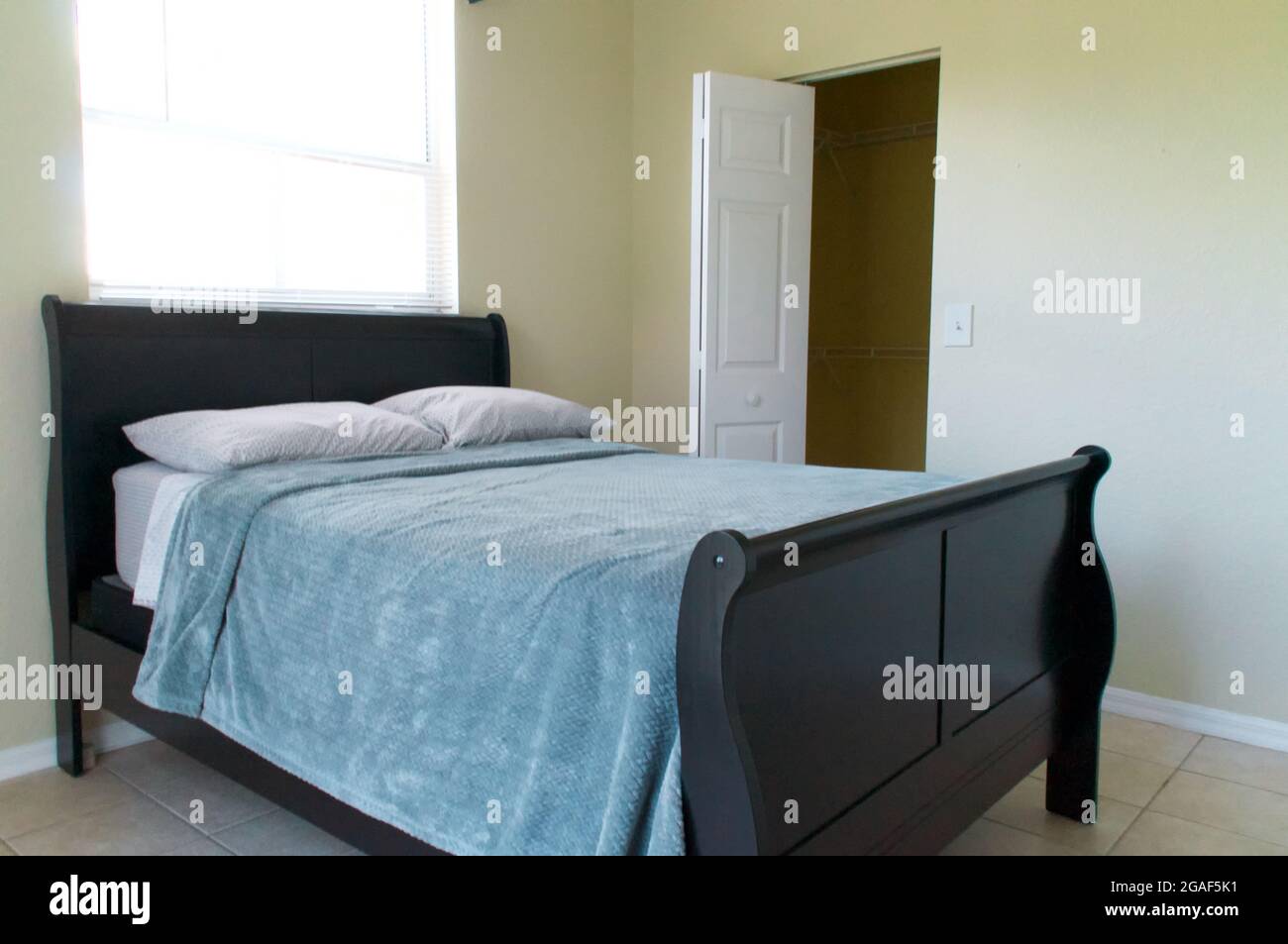Full size bed hi-res stock photography and images - Alamy