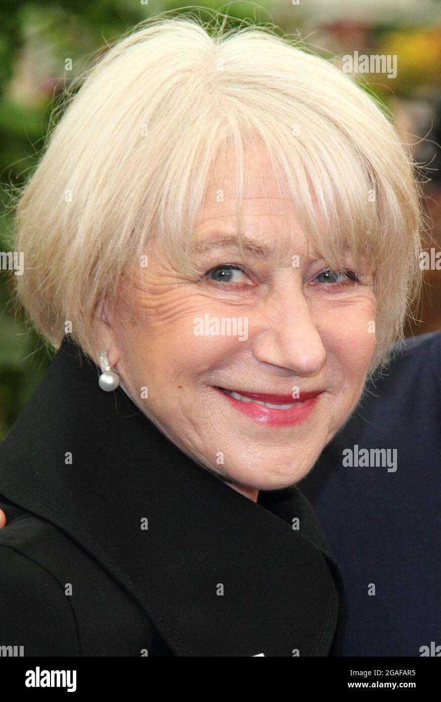 London, UK. Helen Mirren at RHS Chelsea Flower Show 2013 - Press and ...